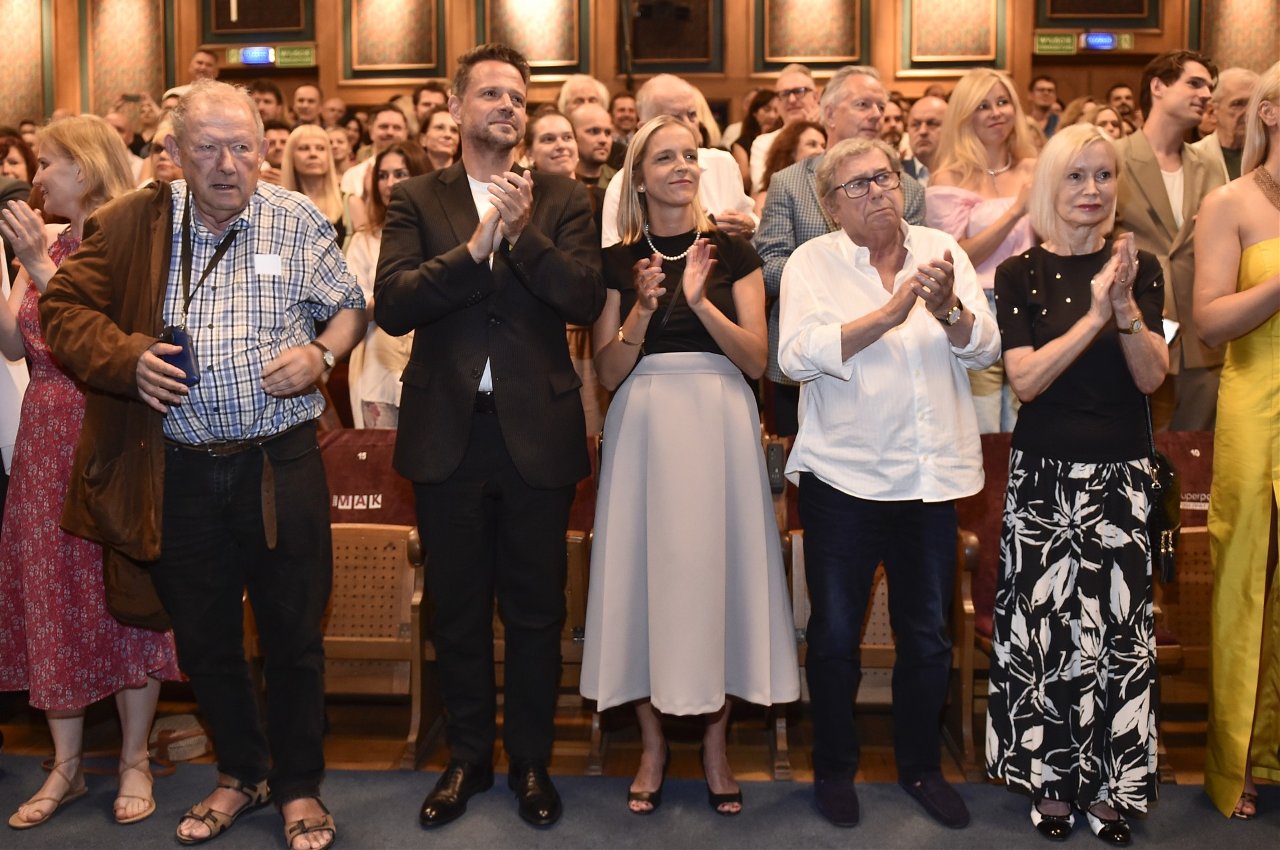 Janusz Gajos z małżonką na wieczorze autorskim Mariana Opani | Nowości ...