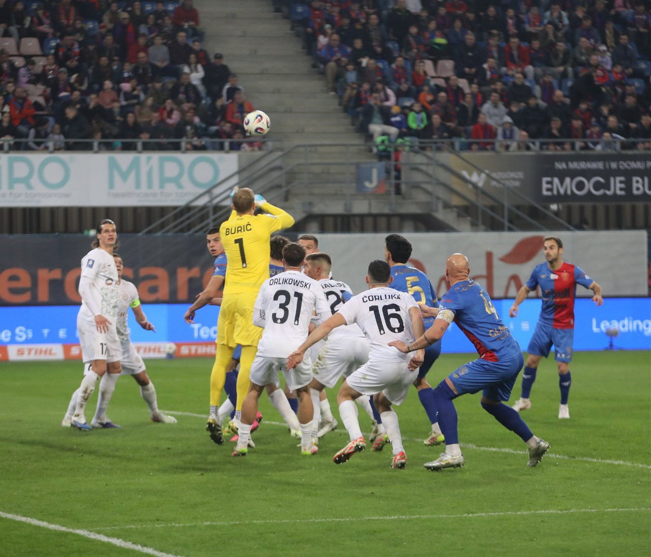 Piast Gliwice przegrał z Zagłębiem Lubin. Goście wspięli się na szczyt ...