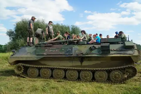Piknik militarny w Kaliszu. Pokazy sprzętu, przejażdżki i tank crush ...