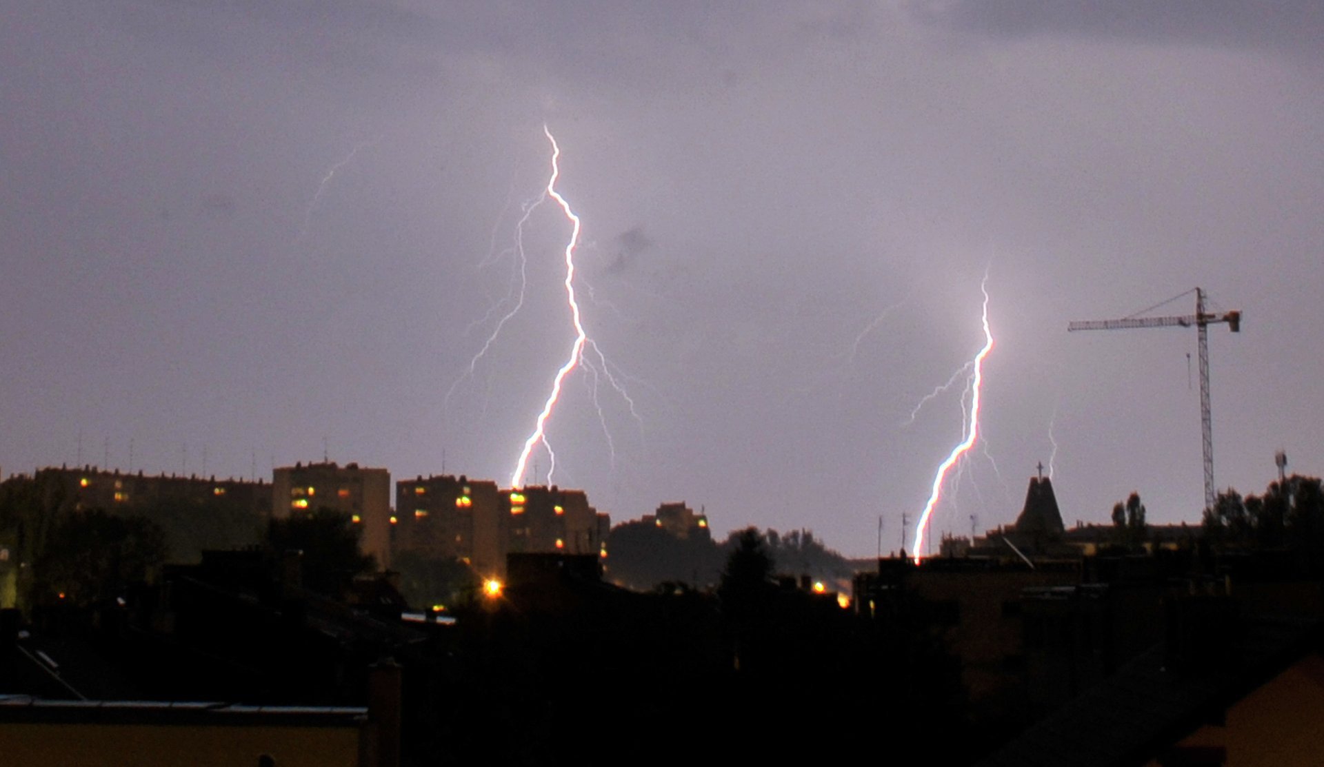 Podczas burzy zapalano gromnice i zasłaniano lustra. Te przesądy ...