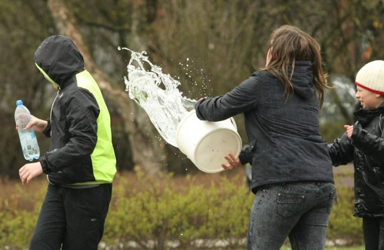 Śmigus-dyngus. Uważaj na kogo i gdzie lejesz wodę. Policja apeluje ...