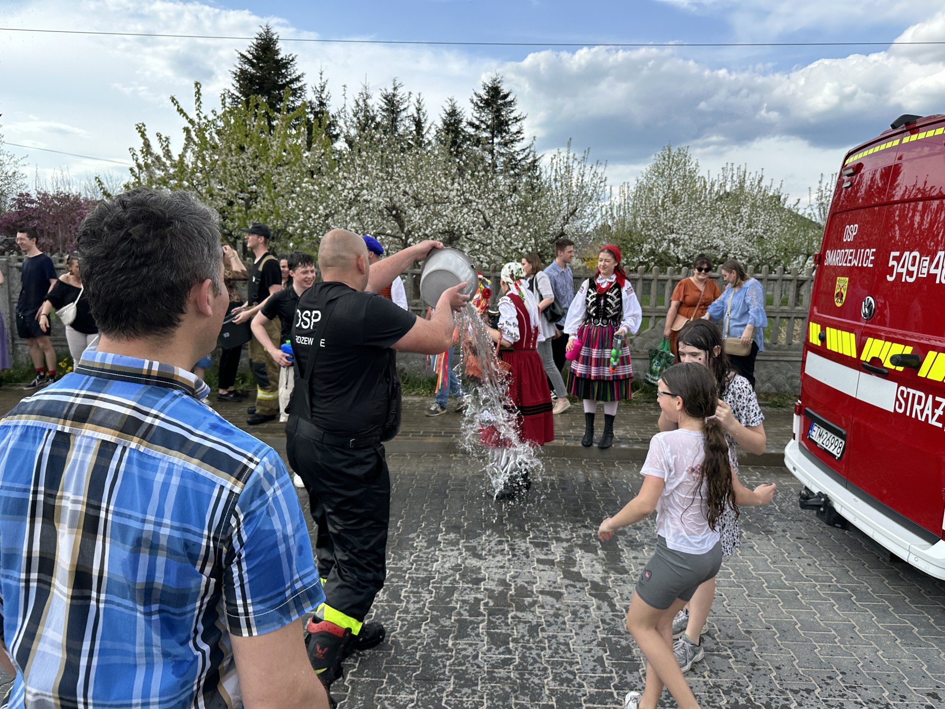 Śmigus-dyngus. Skąd wziął się zwyczaj oblewania wodą? Krótka historia z ...