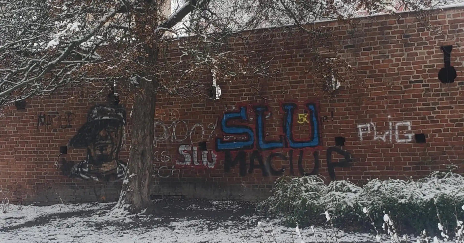 Zabytkowy mur obronny w Poznaniu z "szacunkiem ludzi ulicy". Co na to ...