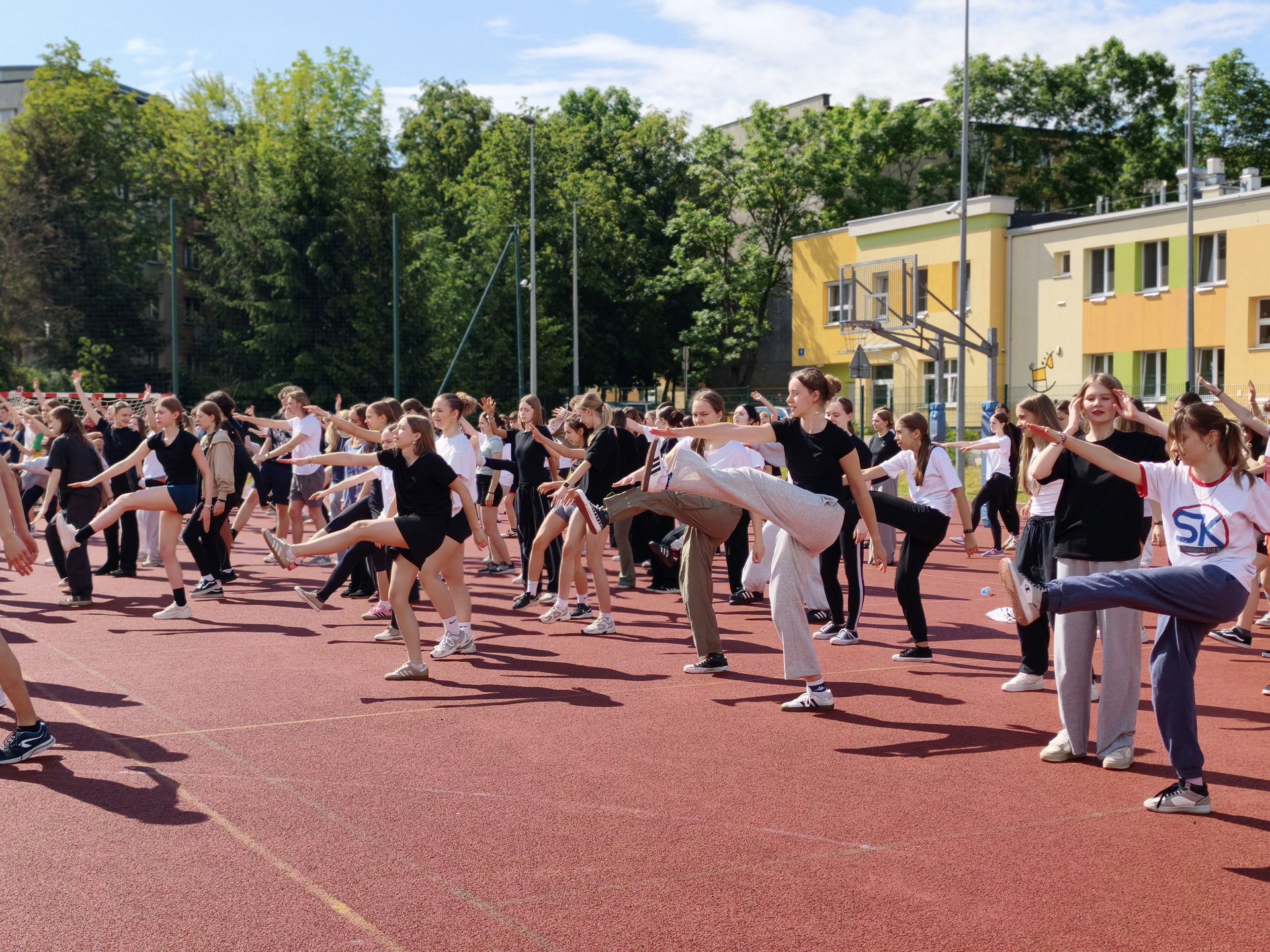 Sportowe emocje i dużo dobrej energii! W II LO Dzień Dziecka świętowany ...
