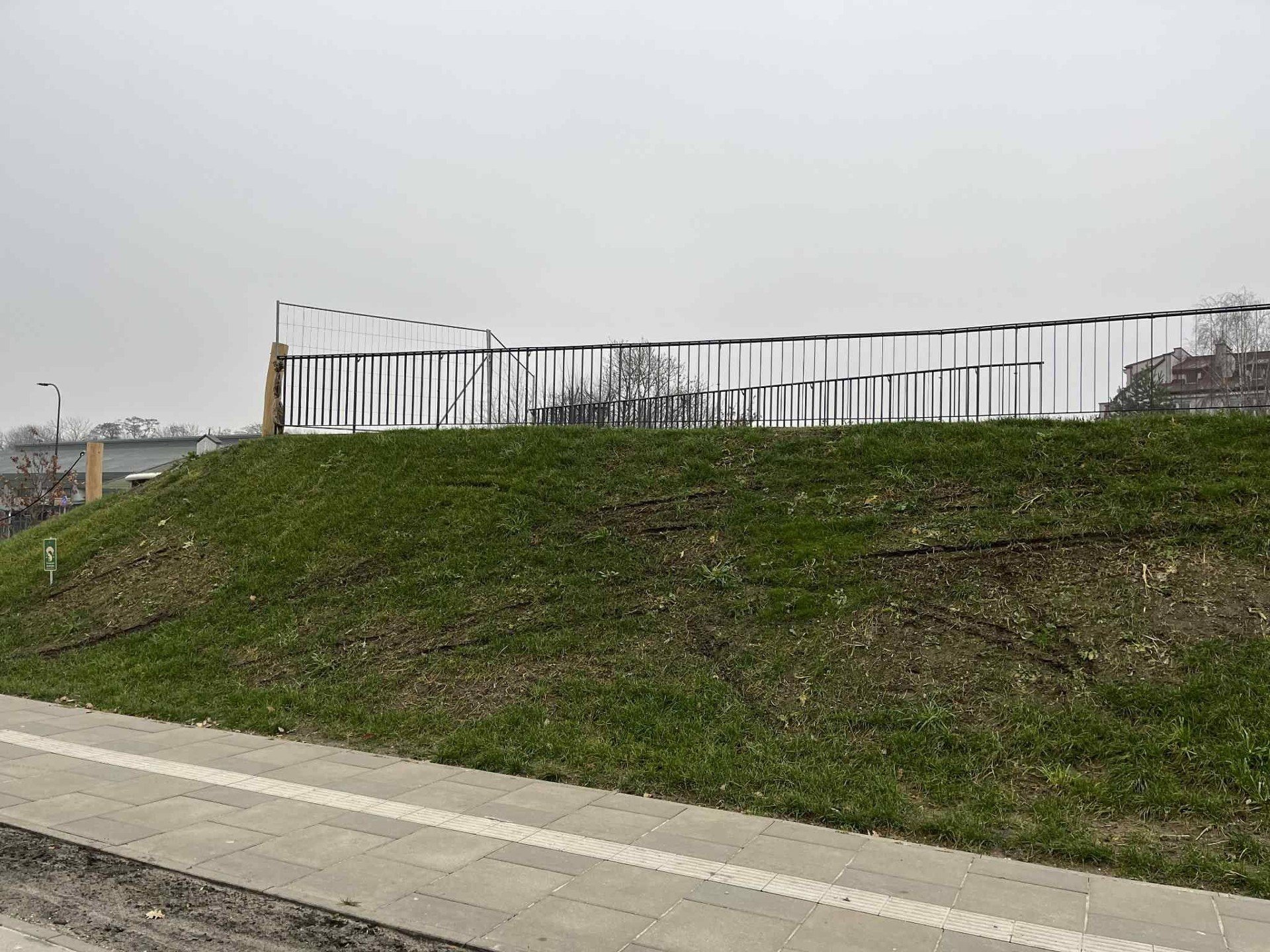 Nowy park na Ursynowie zniszczony przez wandali. Powstały głębokie ...