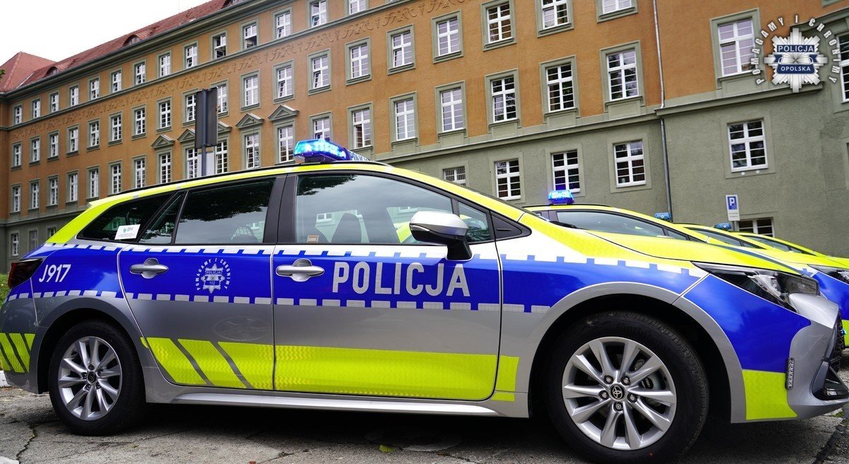 Neonowe cacka gotowe do służby. Opolscy policjanci dostali nowe wozy ...