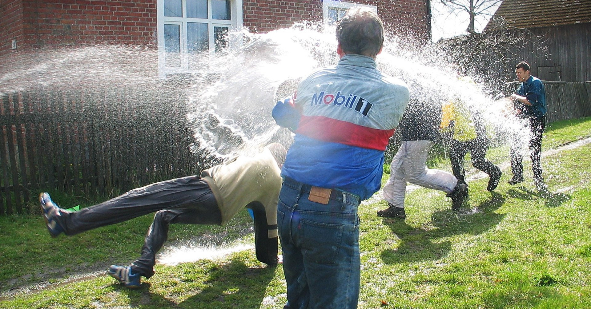 Śmigus-dyngus po lubusku. Lubuszanie zaczęli tydzień wcześniej. Wiadra ...