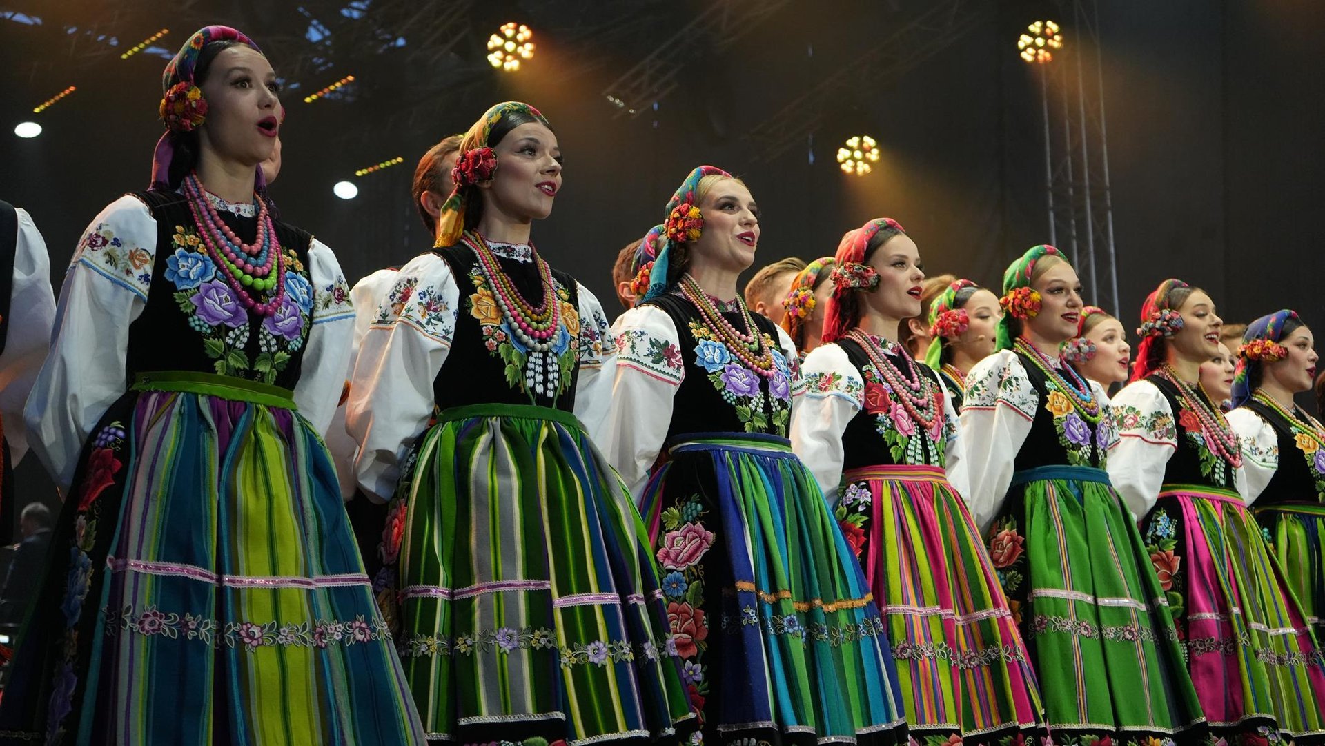 Koncert Mazowsza i grupy Kombii na pl. Wolności. Muzyka, taniec i ...