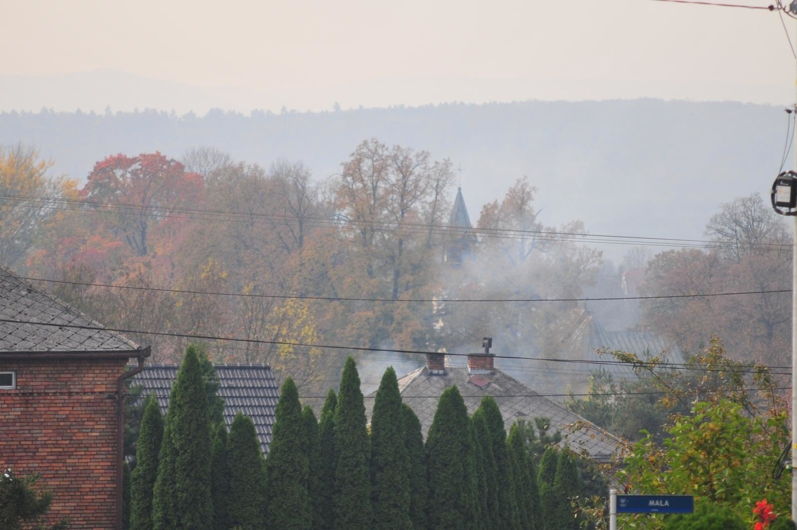 Smog w woj. łódzkim (7.12.2025). Jakie stężenie PM2.5 i PM10 ...