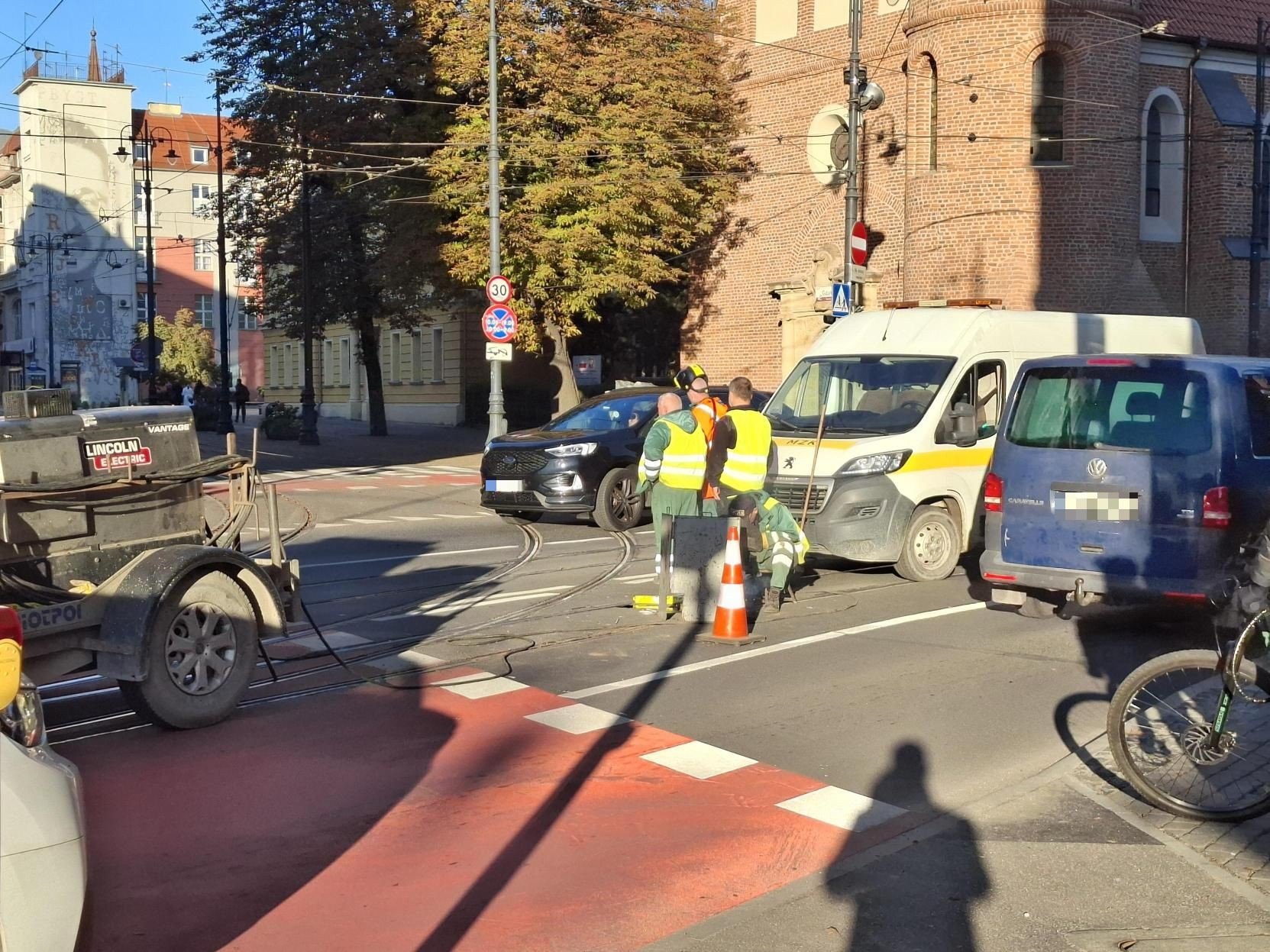 W niedzielę szyna dwa razy "wyskoczyła" z torowiska obok dawnego Savoya ...