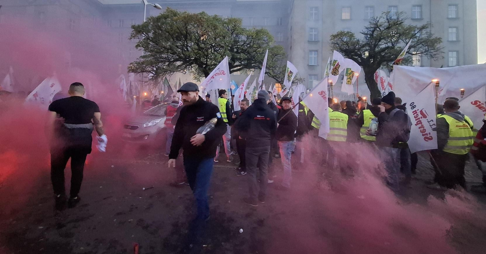 Grzegorz Braun i partia Razem protestowali w Katowicach. Jak to możliwe ...