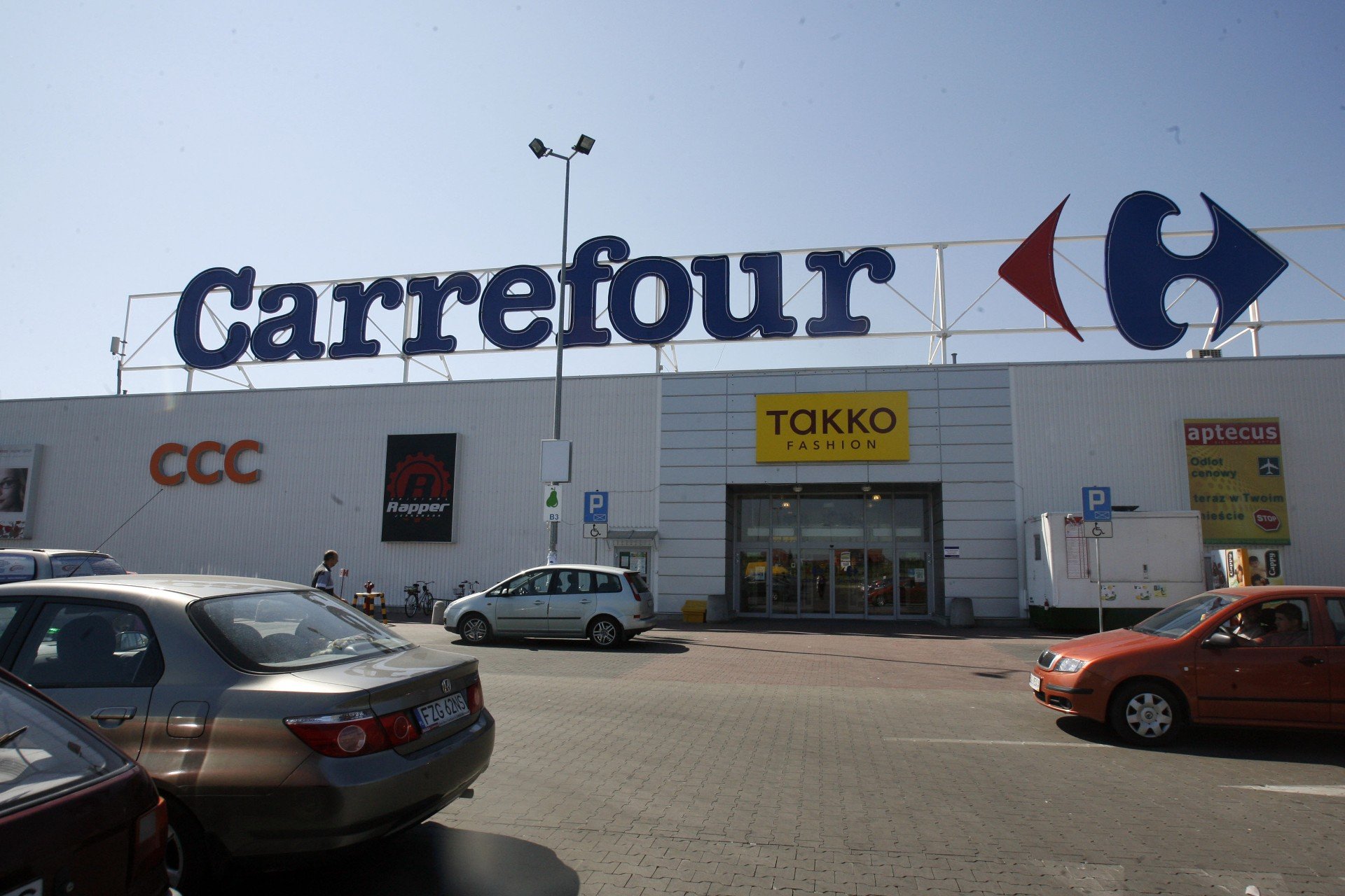 Carrefour wycofuje się z Polski. Dyskonty szykują się na wielkie ...