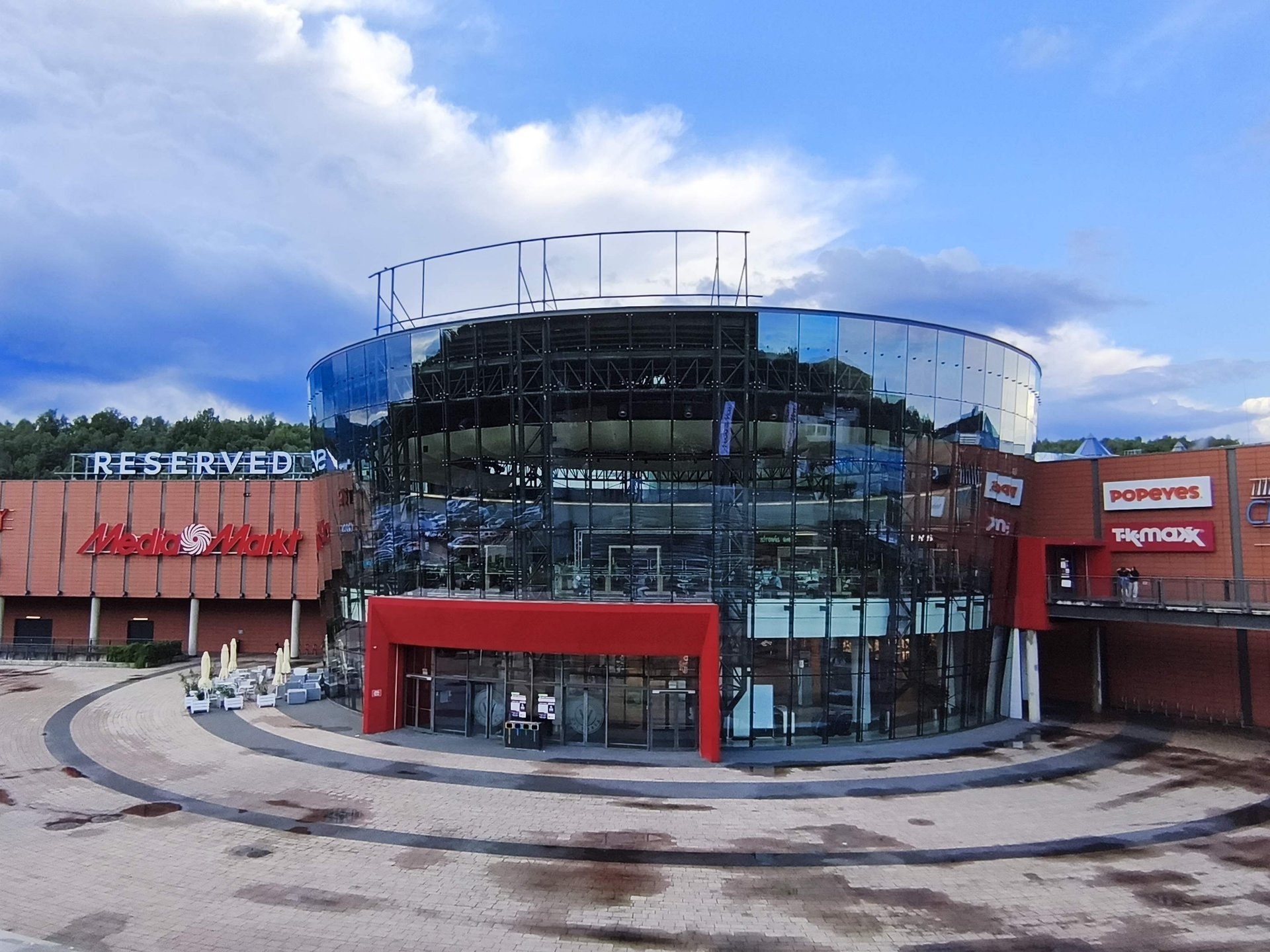 Rotunda największego w regionie centrum handlowego z pustą ramką ...