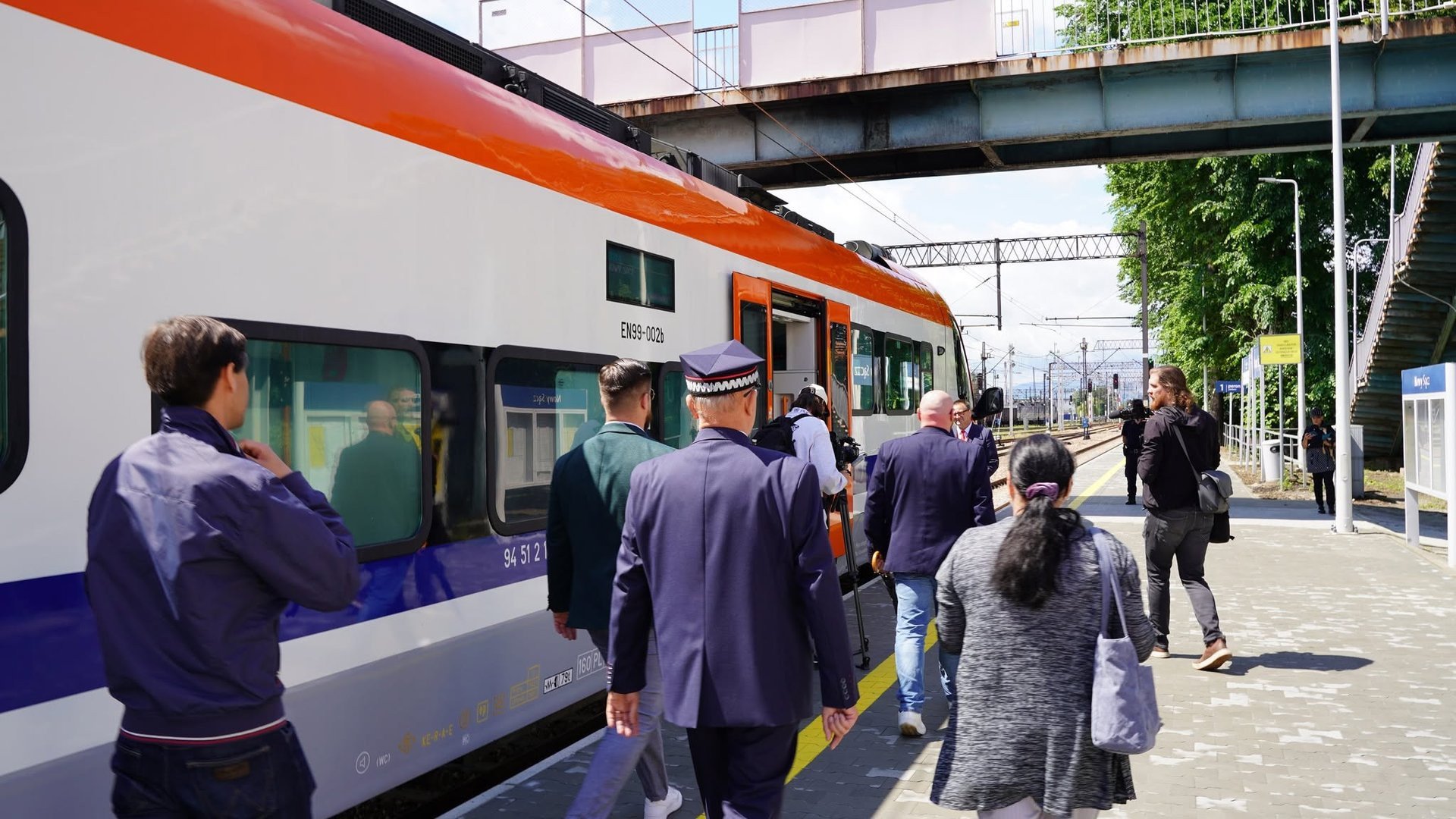 Po 22 latach między Nowym Sączem a Marcinkowicami znów kursują pociągi ...