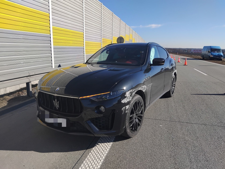 Bus uderzył w Maserati na trasie S8 w pobliżu Łasku. Jeden pas w ...