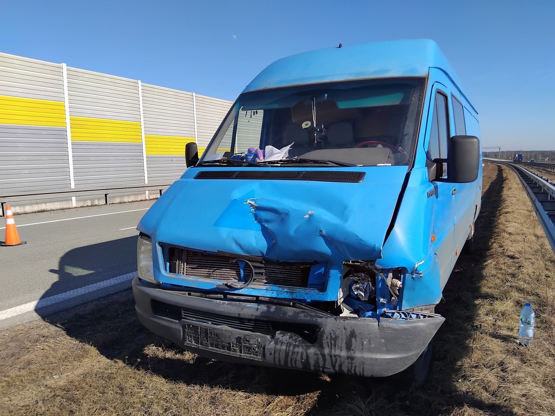 Bus uderzył w Maserati na trasie S8 w pobliżu Łasku. Jeden pas w ...