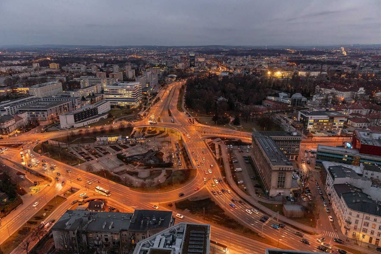 Takie widoki są z Unity Tower w Krakowie. Wrażenie robią w dzień i po ...