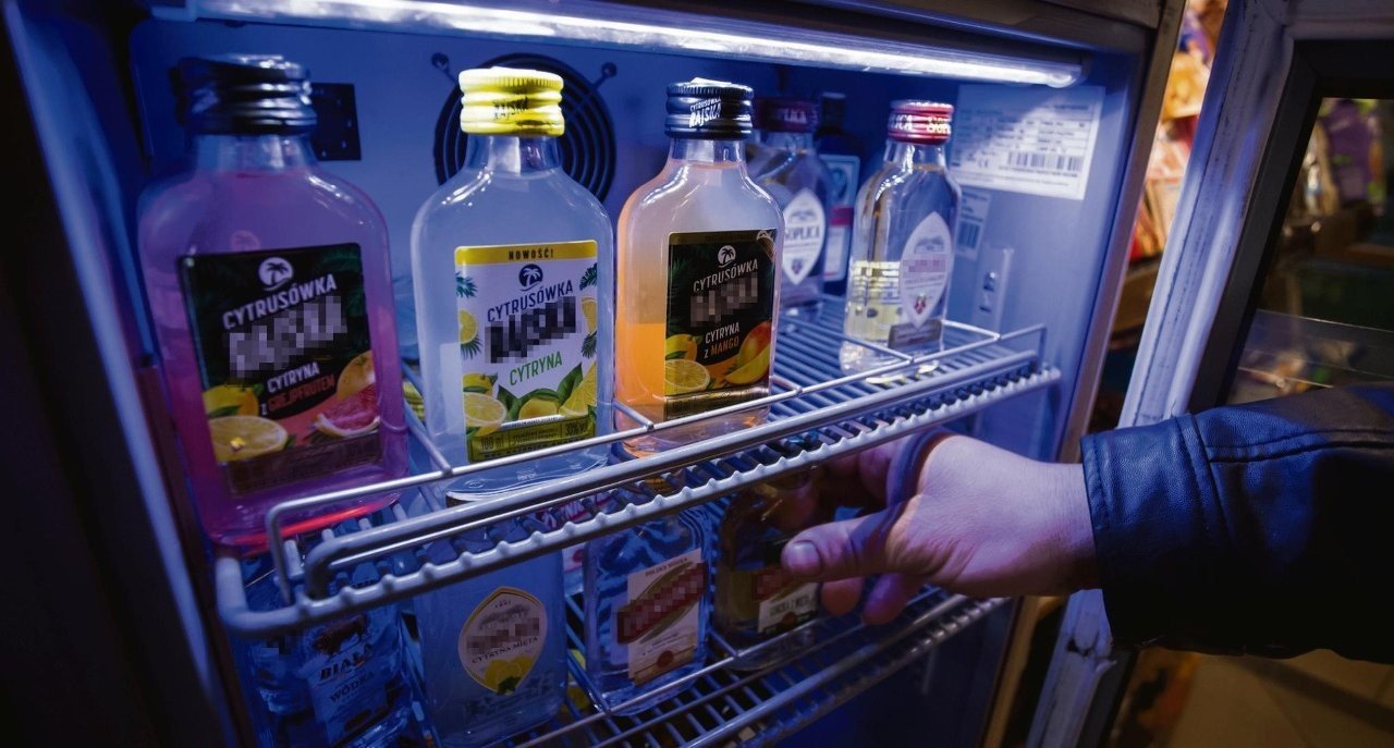 Tu w powiecie puckim piją najwięcej wódki. Tu małpki są jak chleb ...