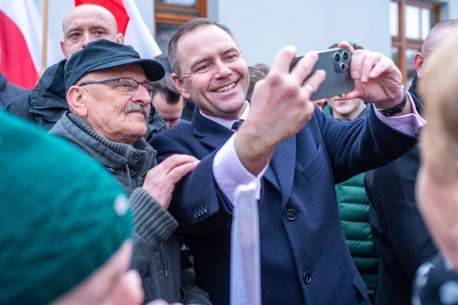 Karol Nawrocki w Opatowie. Były wspólne fotki z mieszkańcami. Zobacz ...