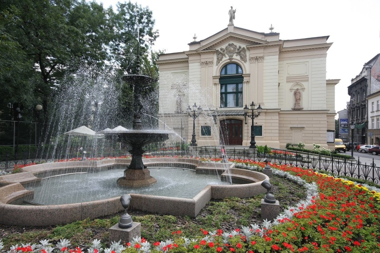 Bielski Teatr Polski przesuwa premierę komedii „Sąsiedzi z góry”. Nie ...