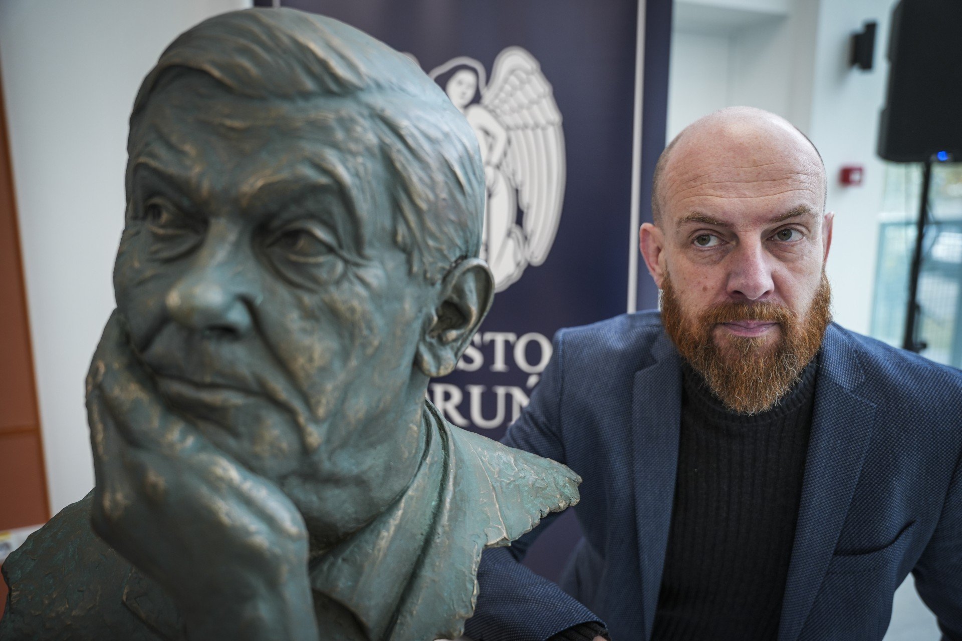 Toruń uhonoruje Zbigniewa Herberta pomnikiem „Pana Cogito” | Nowości ...