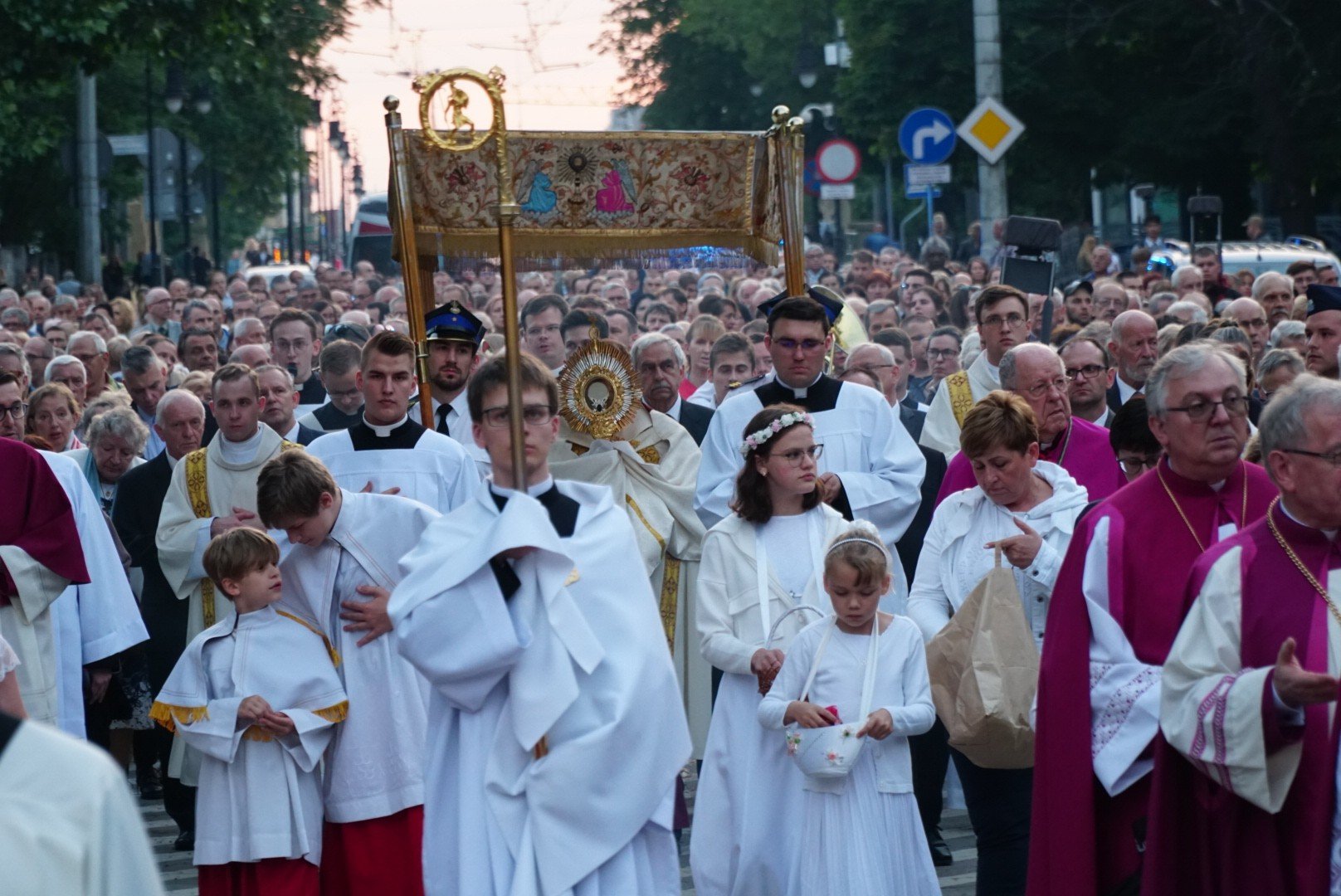 Procesja eucharystyczna ponownie przeszła ulicami Poznania. Zobacz ...