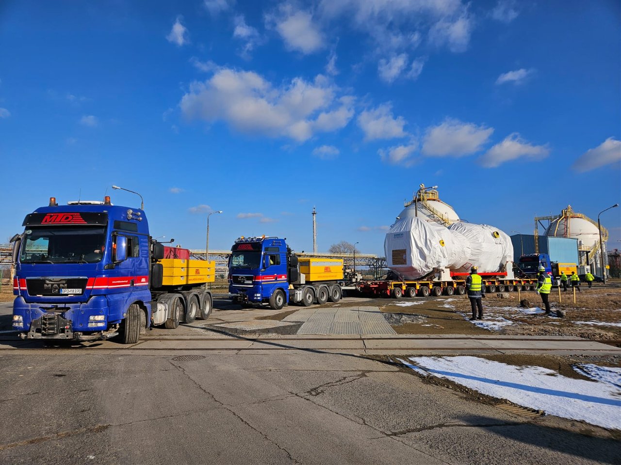 Transport elementów maszyny TBM przejeżdża przez Warszawę | Dziennik ...