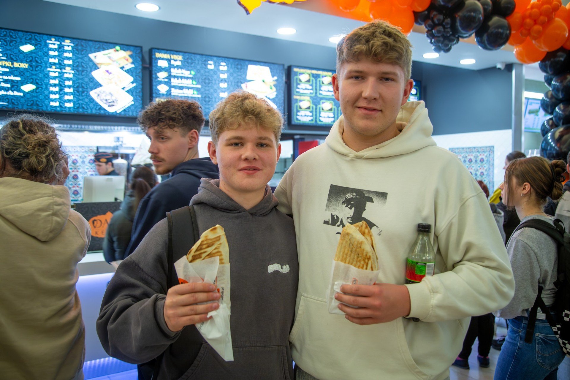 Darmowe kebaby i tłumy klientów. Otwarto nowy lokal Dara Kebab ...