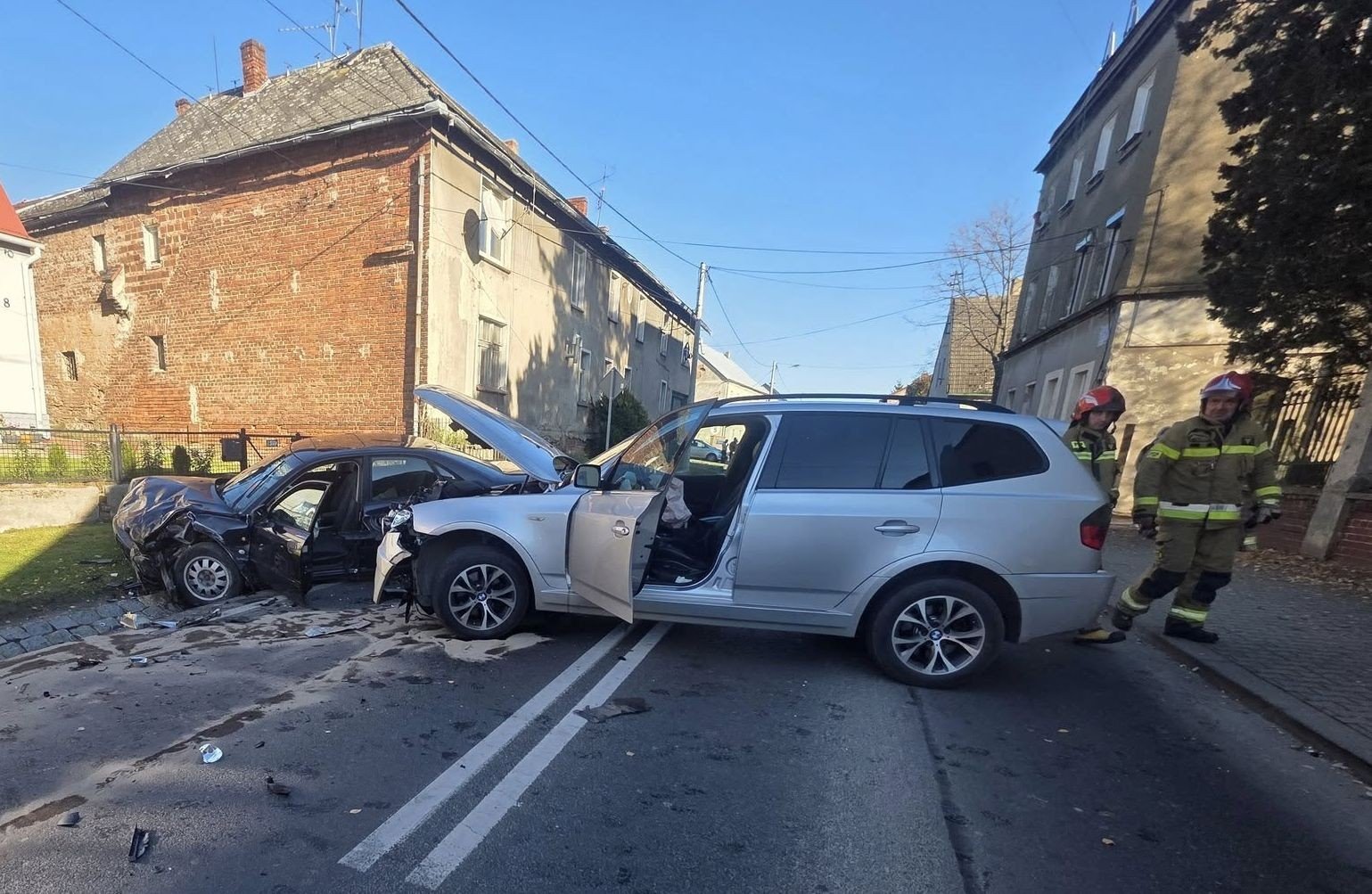 Audi i BMW zderzyły się w centrum Głubczyc. Samochody są całkowicie ...