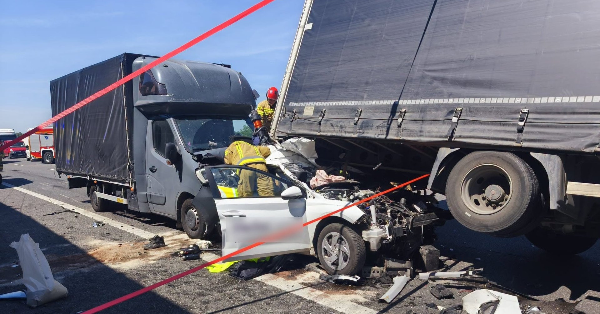 Koszmarny wypadek na śląskim odcinku A1: wbił się autem pod tira, a ...