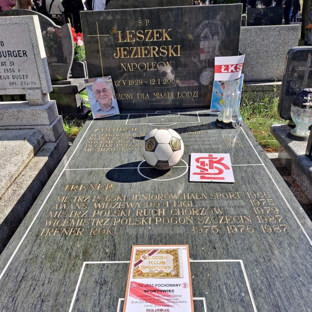 Tak wygląda grób legendarnego trenera Leszka Jezierskiego. Grupa ...