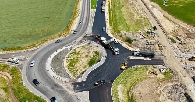 Leją setki ton asfaltu dziennie. Rozbudowa trasy w stronę autostrady ...