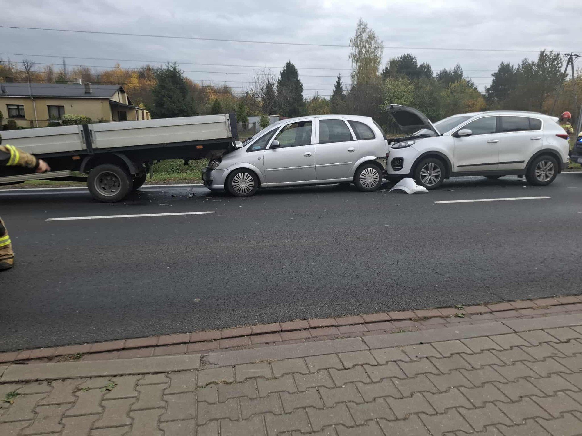 Poważny wypadek na DK46 w Blachowni. Doszło do zderzenia osobówek i ...