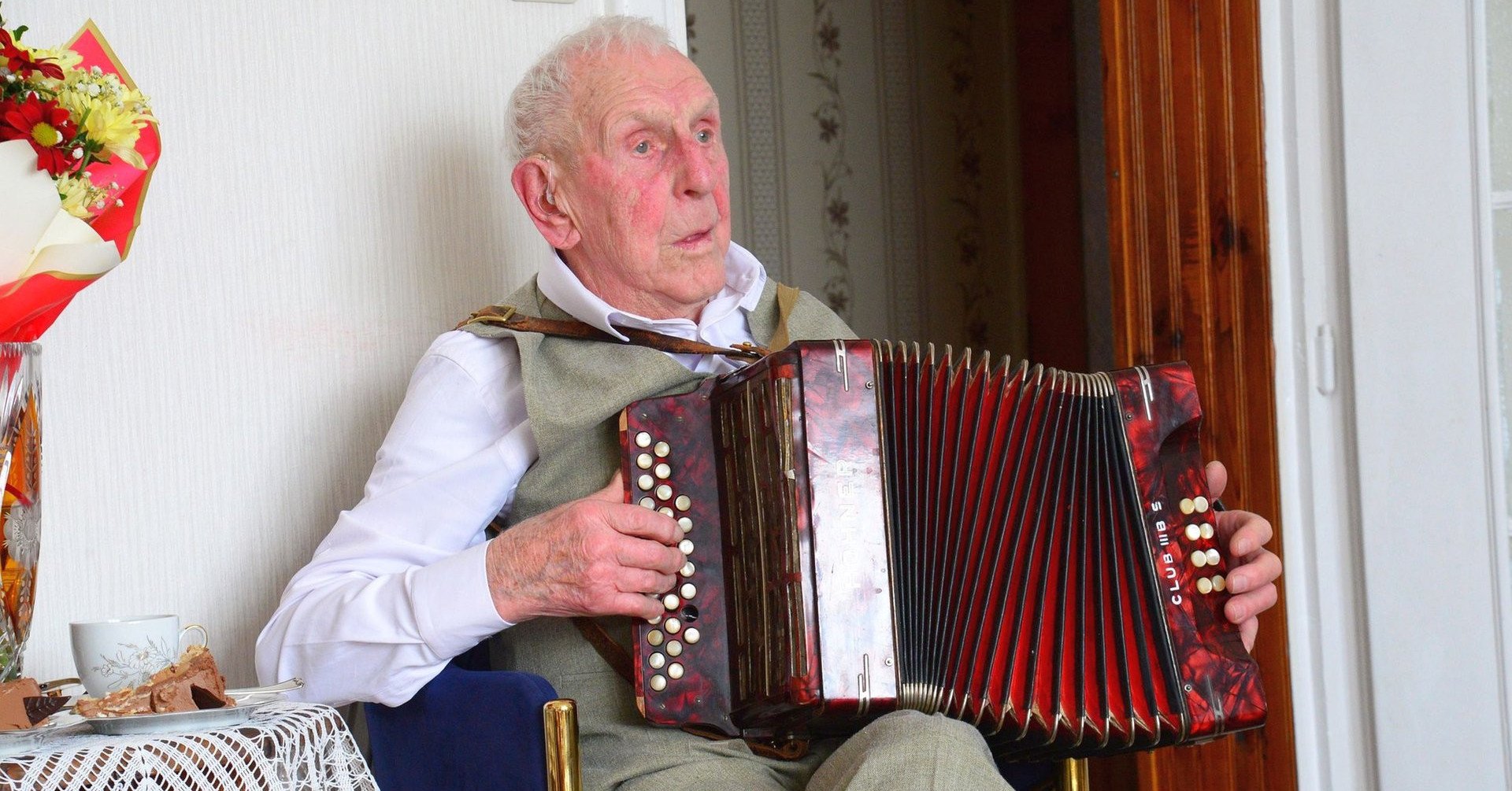 Edward Furman z Niska skończył sto lat. Swoim gościom z urzędu miasta ...