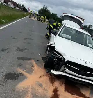Wypadek w Jabłonce na Orawie. Traktor rozpadł się na pół. Mercedes ...
