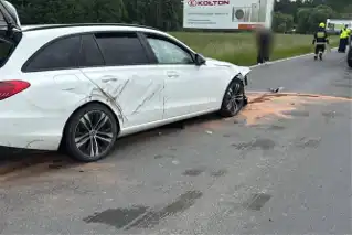 Wypadek w Jabłonce na Orawie. Traktor rozpadł się na pół. Mercedes ...