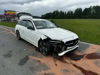 Wypadek w Jabłonce na Orawie. Traktor rozpadł się na pół. Mercedes ...