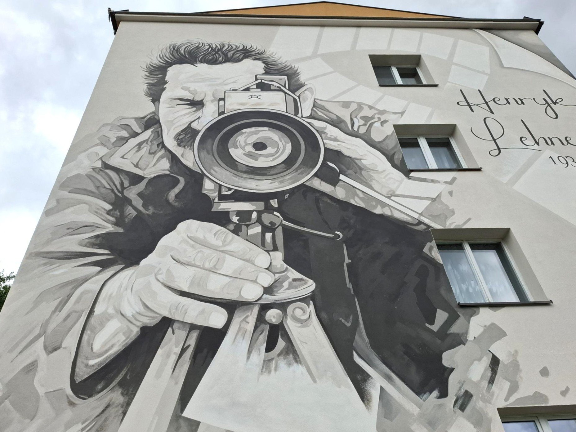 W Oświęcimiu powstał mural wielki jak blok. Bohaterem jest filmowiec ...