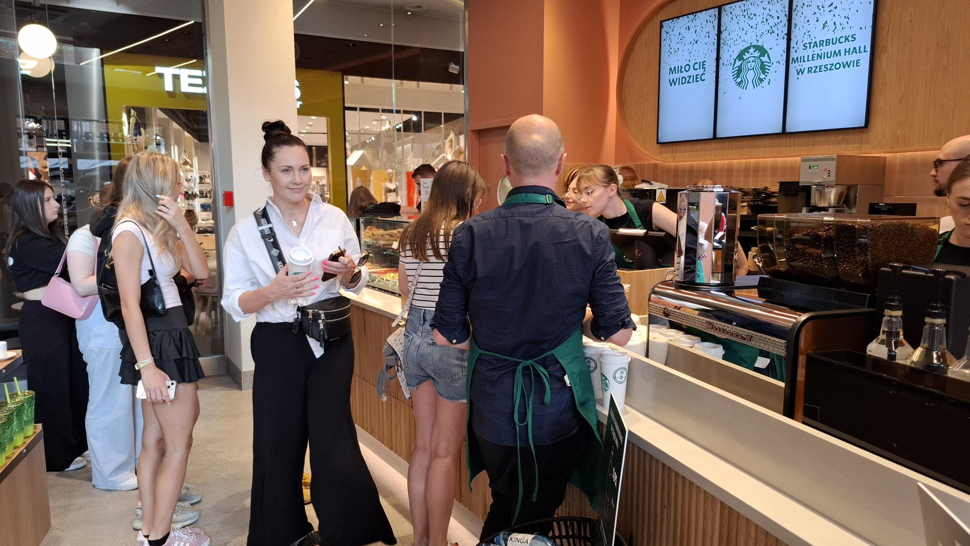 Wielkie otwarcie kawiarni Starbucks w Millenium Hall. Na pierwszych ...