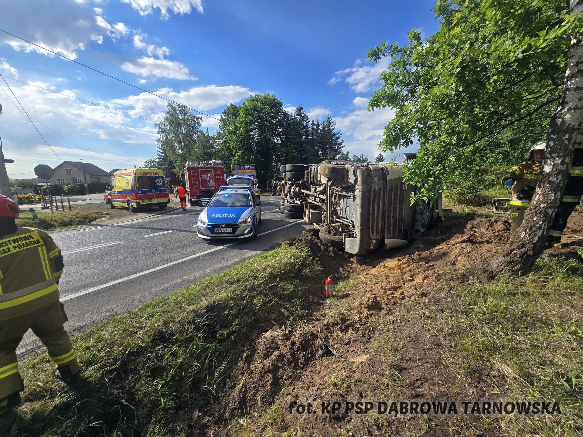 Wypadek śmieciarki na DK 73 w Szczucinie. Samochód ciężarowy z trzema ...