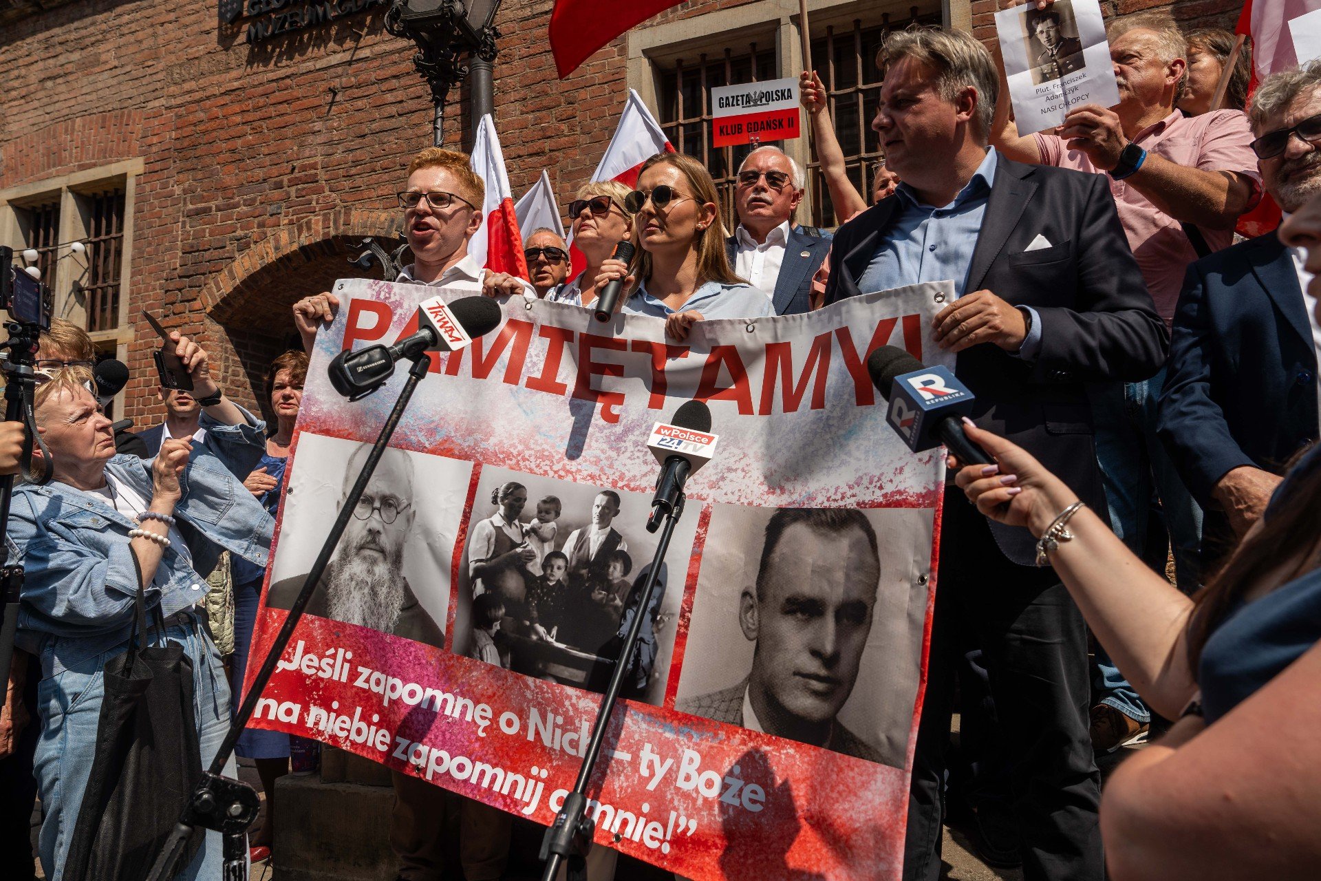 „Nasi chłopcy” czy „Nazi chłopcy”? Protest przeciw gdańskiej wystawie o ...