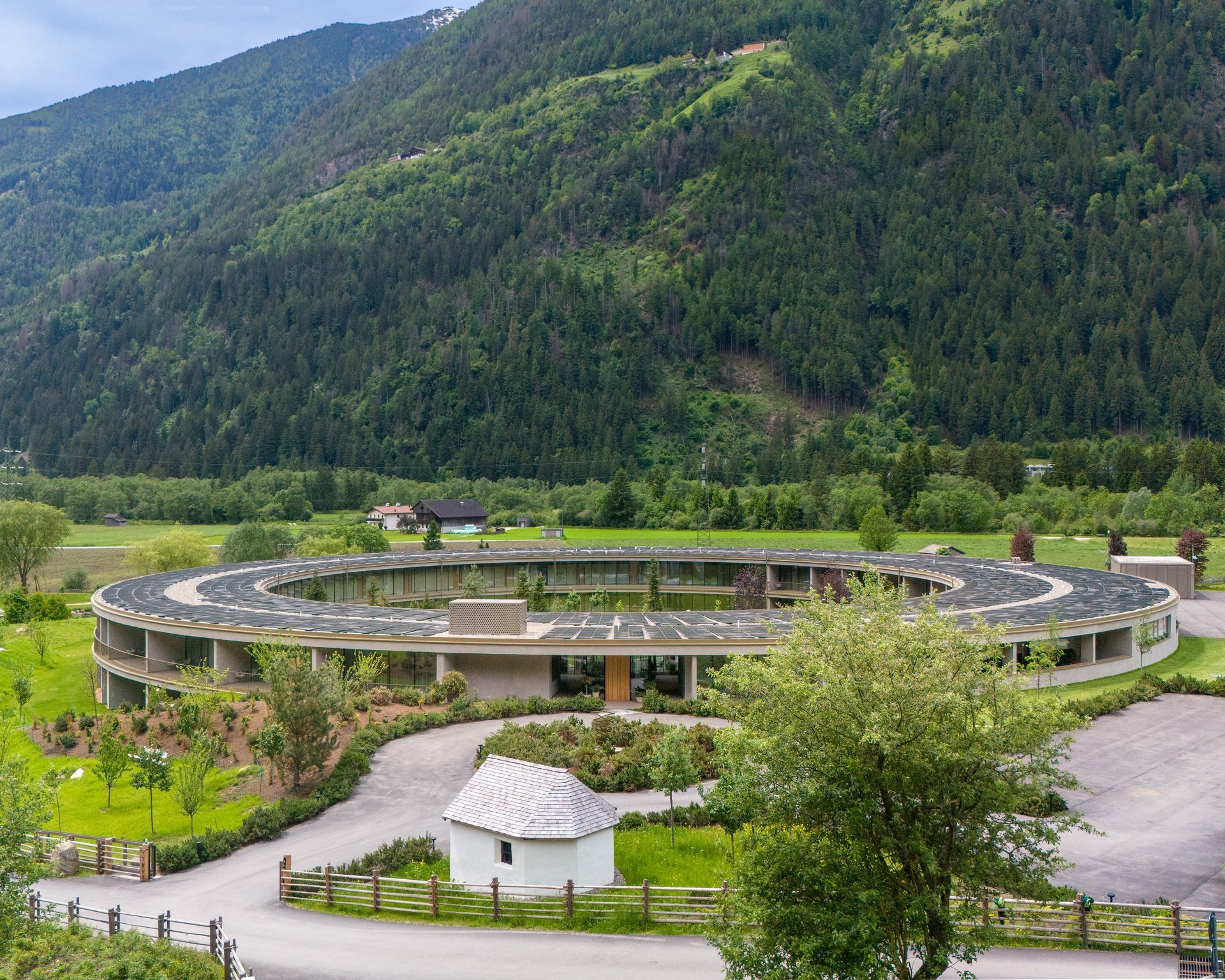 Południowy Tyrol na letni city break? Ten ekologiczny hotel właśnie ...