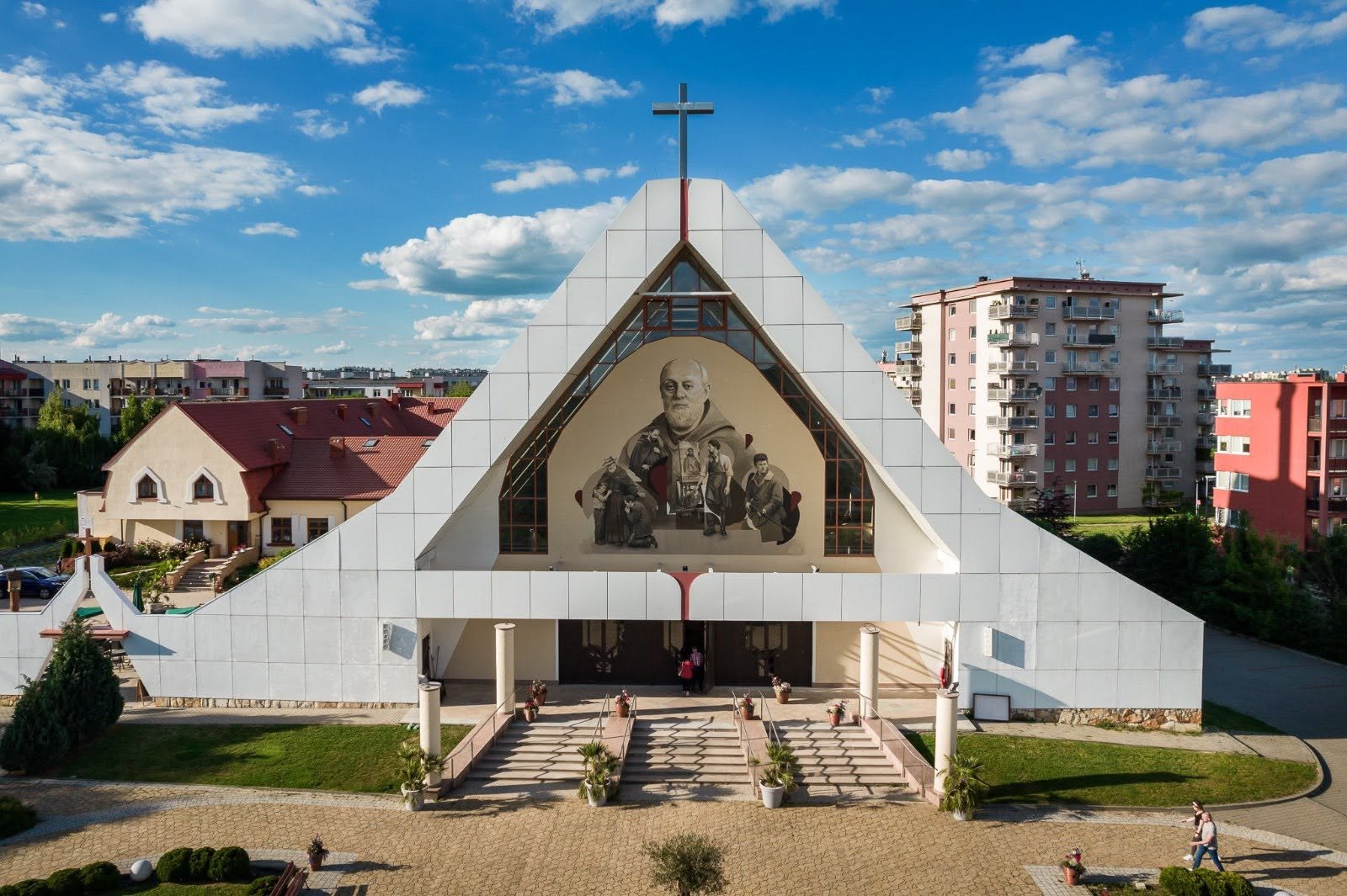 „Cztery sceny – jedna świętość”. Na frontonie kościoła przy Willowej ...