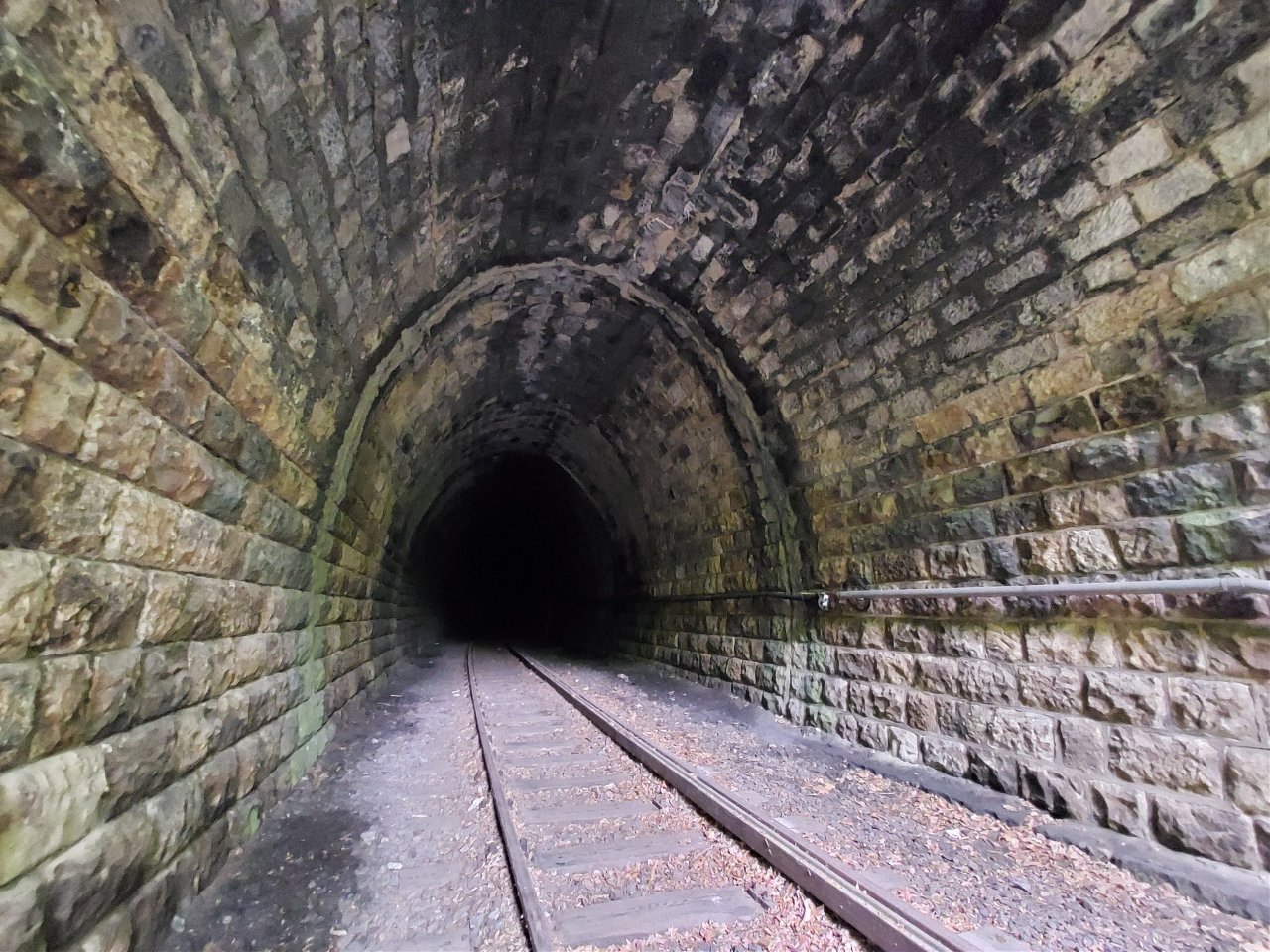Nieczynny tunel na jednej z piękniejszych linii kolejowych w Polsce ...