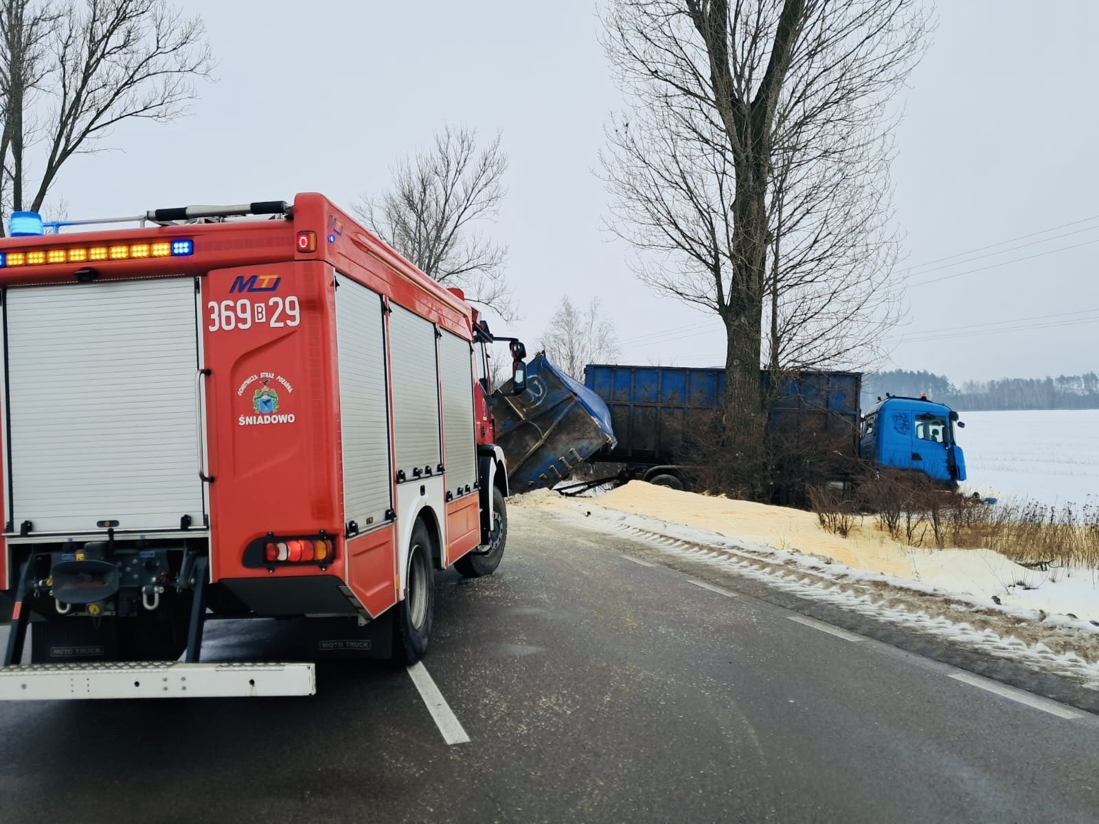 Wypadek na DW 677 w Podlaskiem. Osobówka zderzyła się z ciężarówką ...