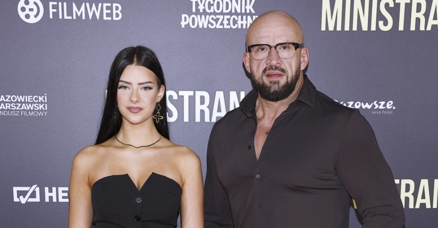 Tomasz Oświeciński zabrał córkę na premierę. Ile dalibyście jej lat ...