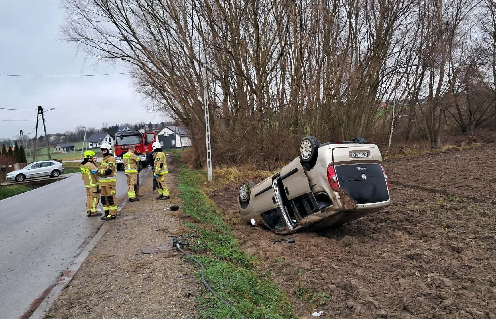 Wypadek pod Krakowem. Samochód wypadł z drogi, dachował na poza jezdnią ...