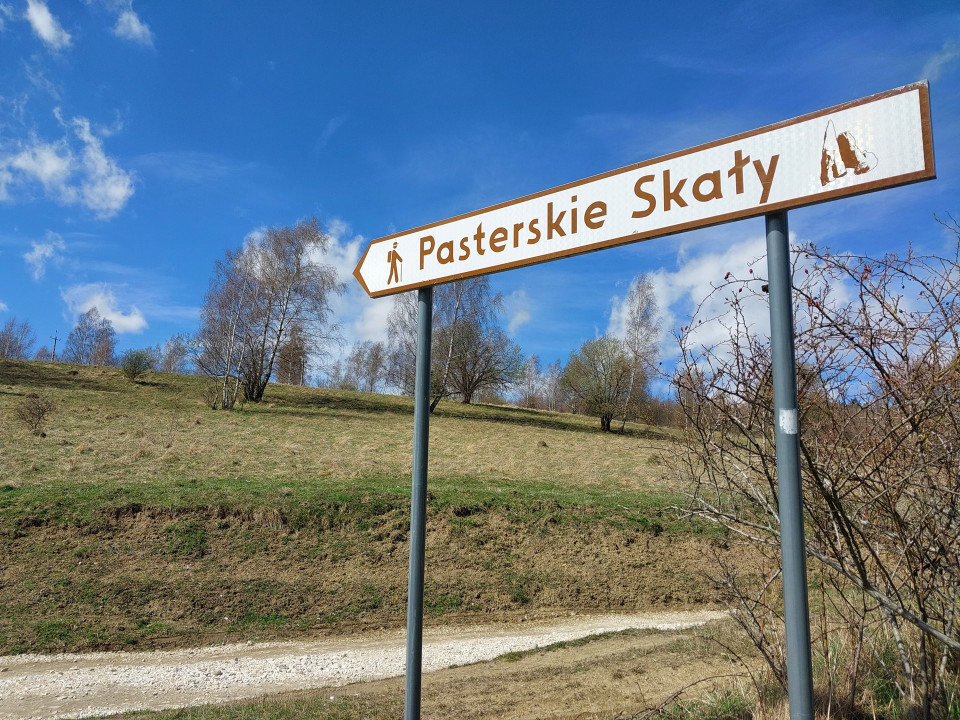 Malownicze skały owiane mroczną legendą. Turyści rzadko tu zaglądają. Z ...