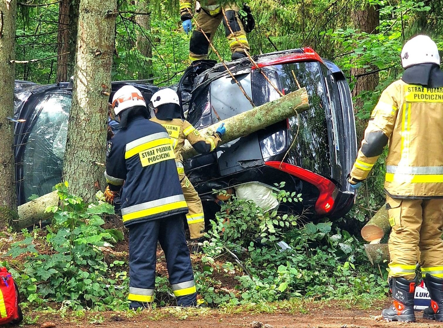 Tragiczny wypadek w Gawrych Rudzie. Osobówka uderzyła w drzewo. Pasażer ...