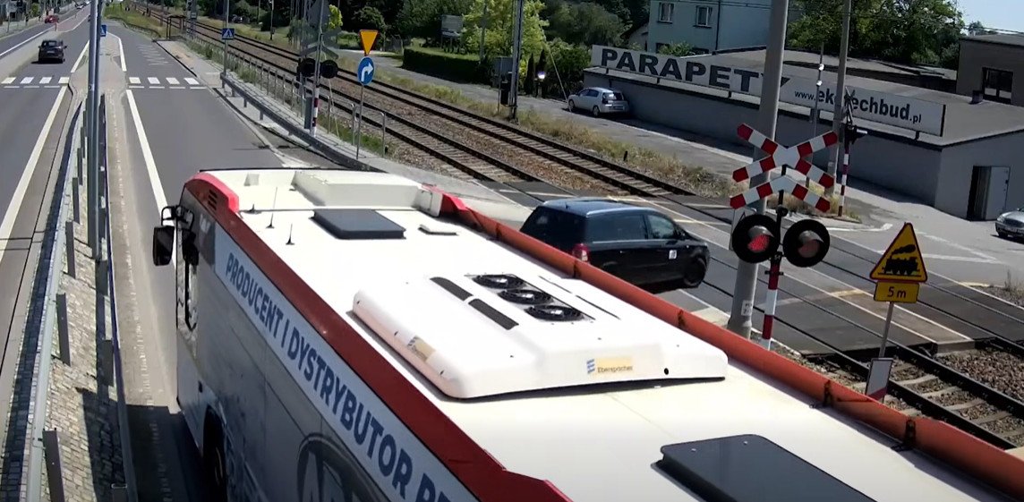 Chwile grozy w Częstochowie. Młody kierowca wjechał wprost pod pociąg ...
